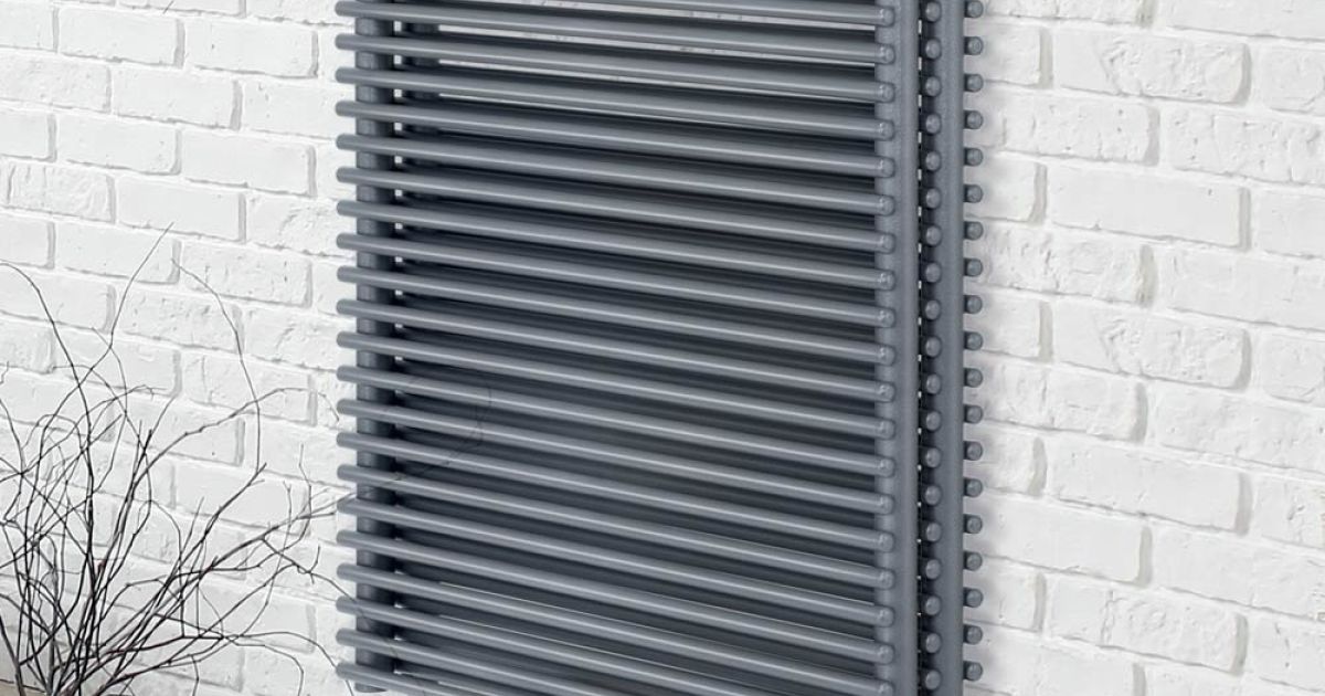Hydraulisk radiator i stål med tredobbelt sektion af elementer